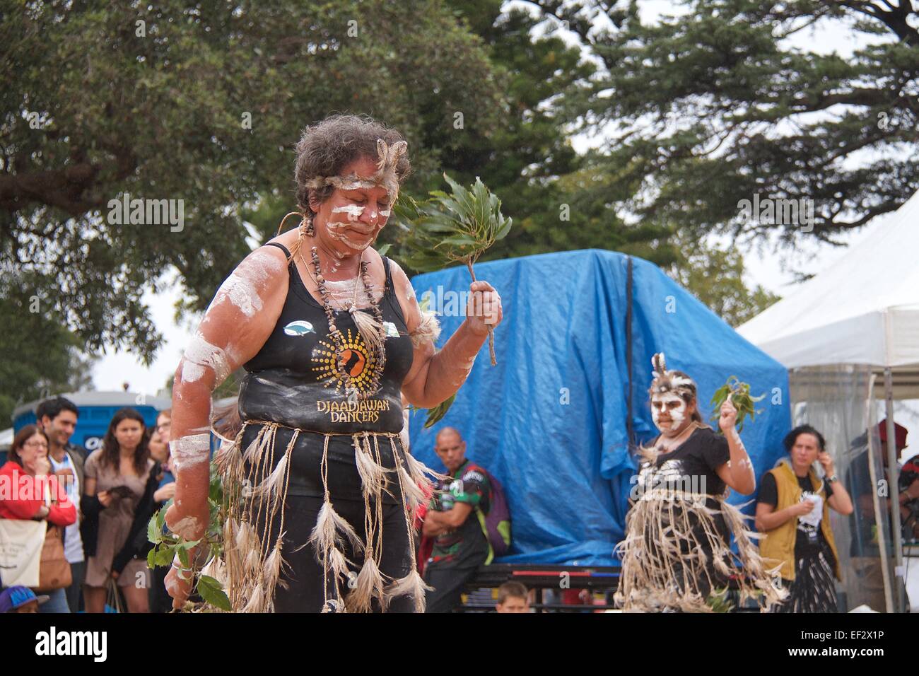 Aboriginal dance women australia hi-res stock photography and images ...