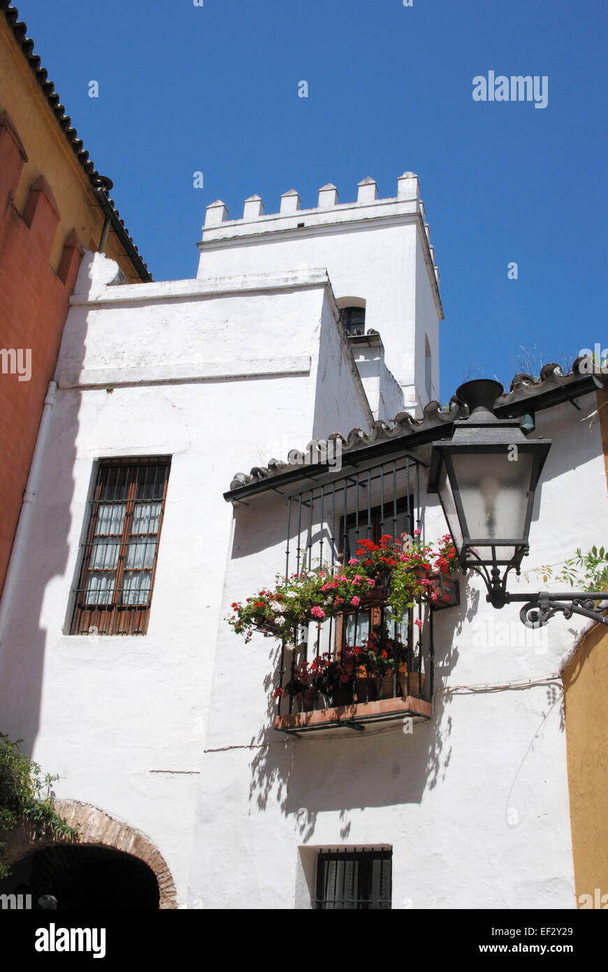 Pretty Spanish balcony in the old town (Barrio Santa Cruz), Seville ...