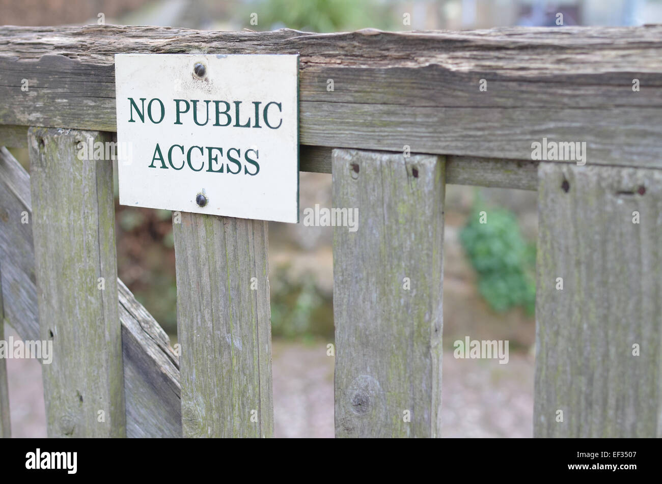No public access sign attached to a wood gate Stock Photo - Alamy