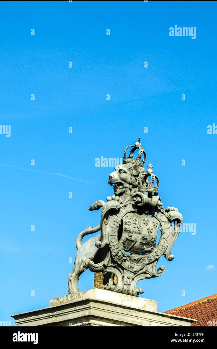 Lions Gates At The Royal Hampton Court Palace Entrance Stock Photo - Alamy