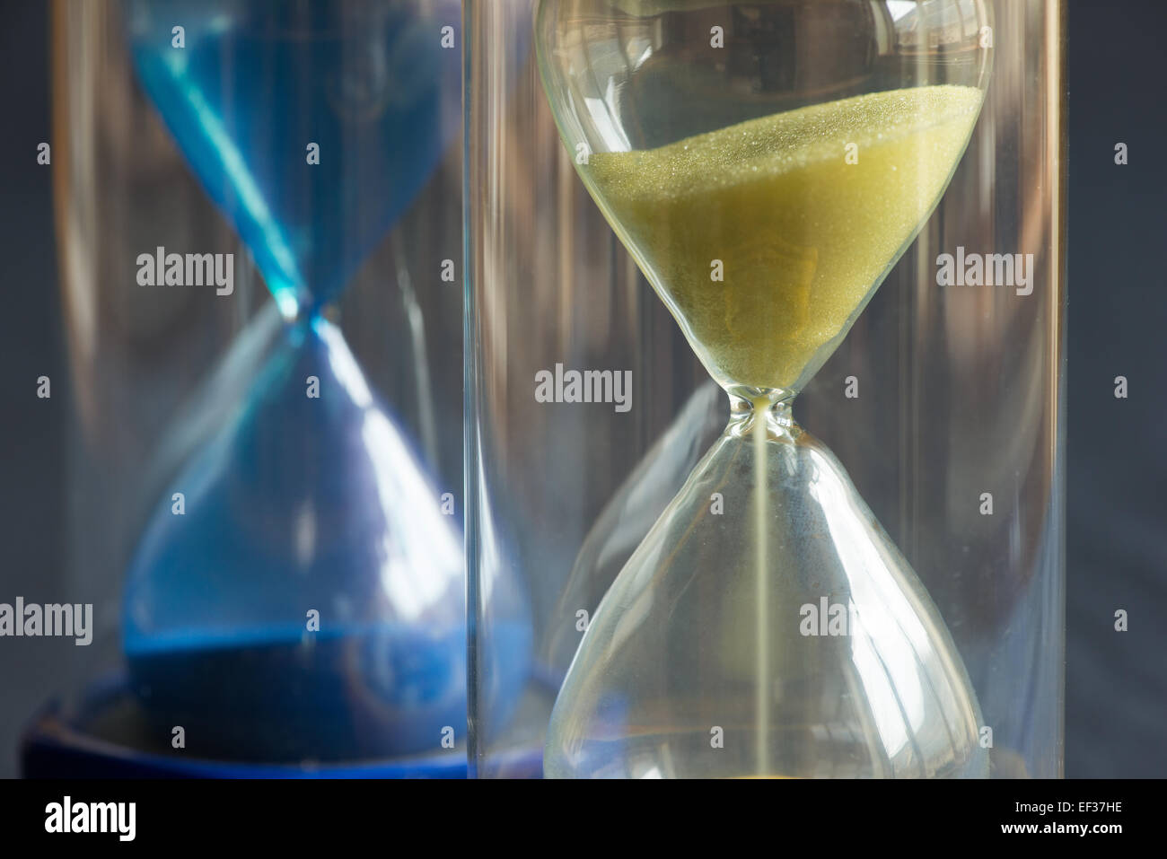 timer hourglass streaming grains of sand flowing through depicting ...