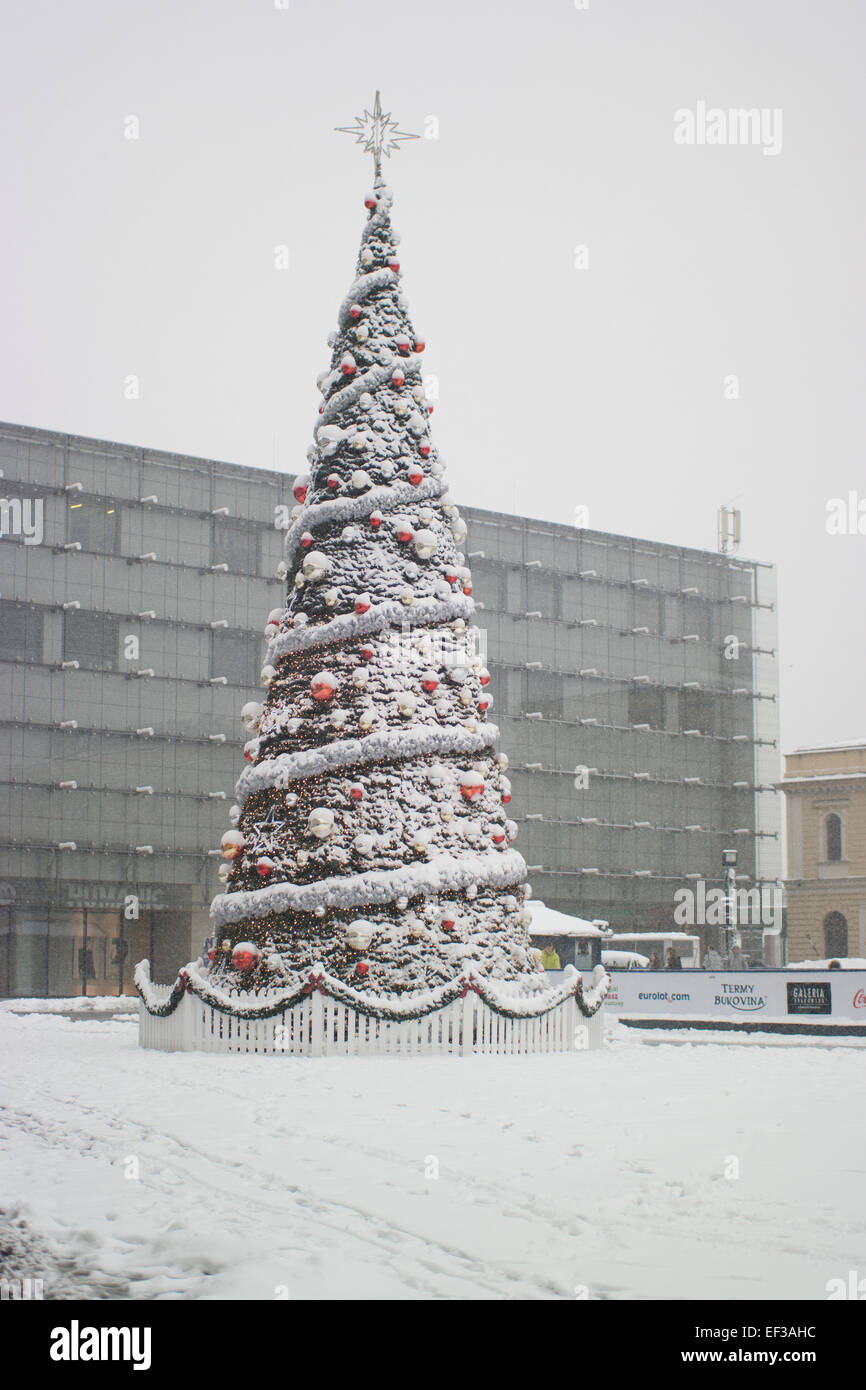 Krakow, Poland. 25th January, 2015. Poland Weather: The steady snowfall ...
