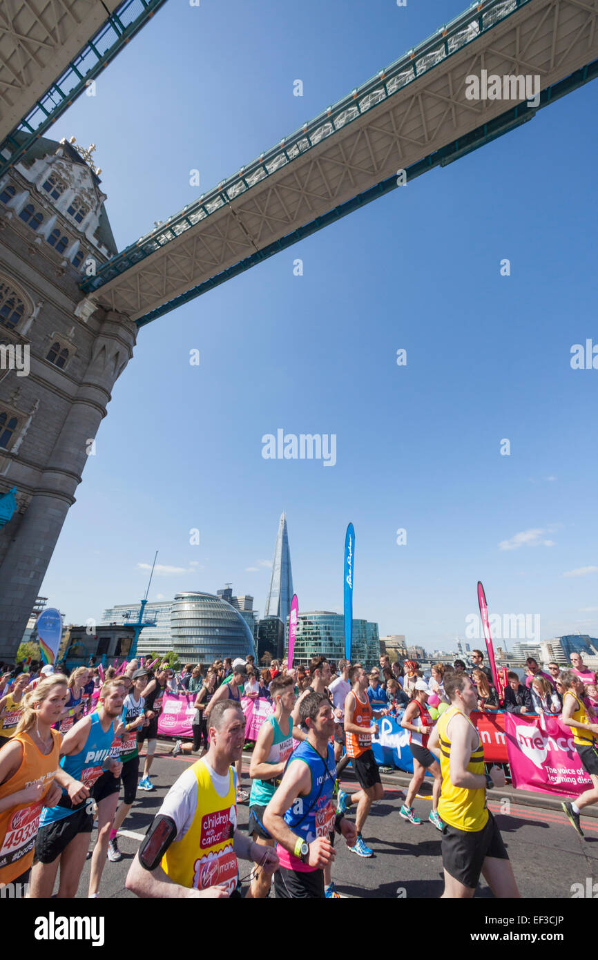 Runners on tower bridge hi-res stock photography and images - Alamy