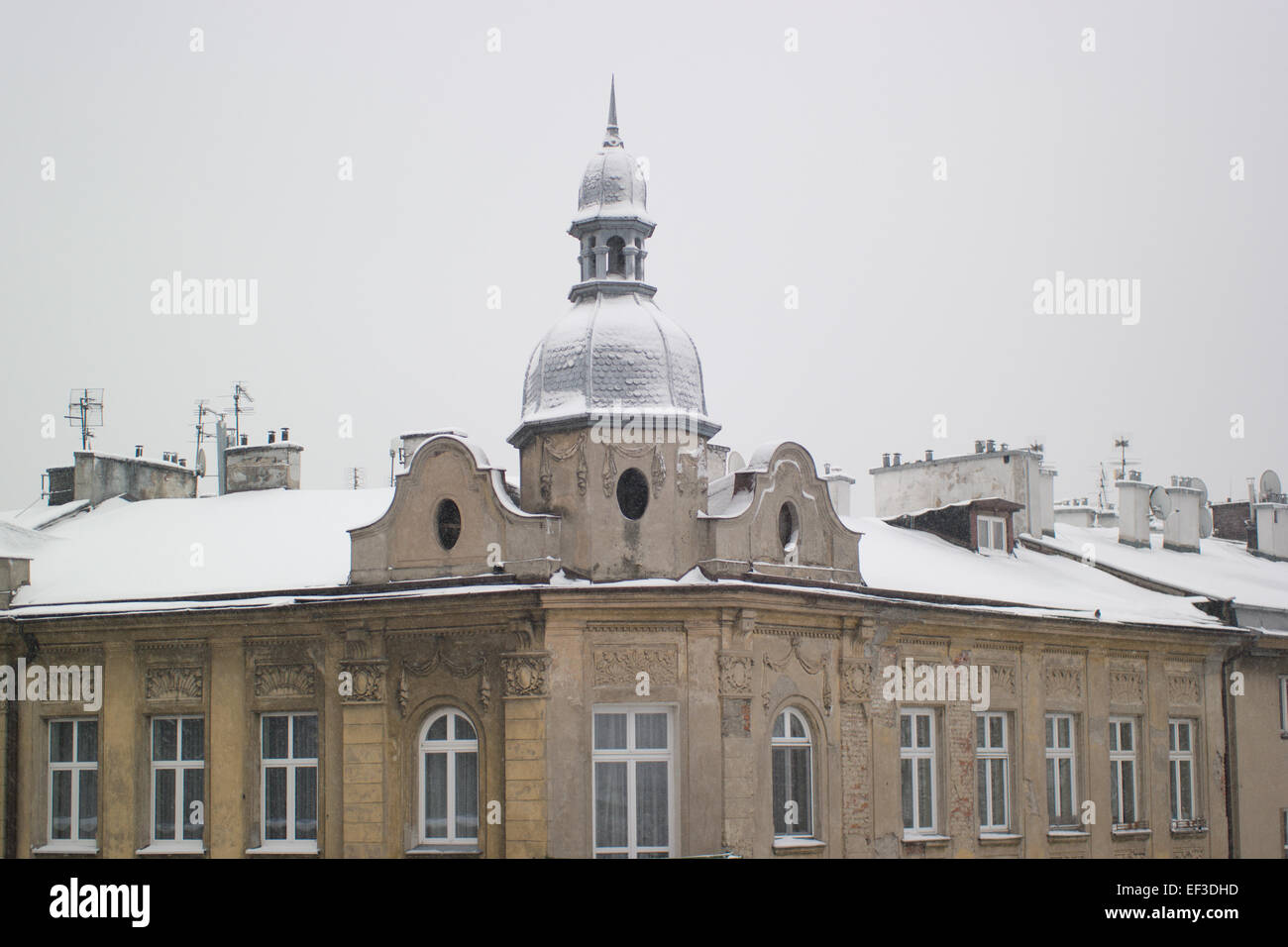 Krakow, Poland. 25th January, 2015. Poland Weather: The steady snowfall ...