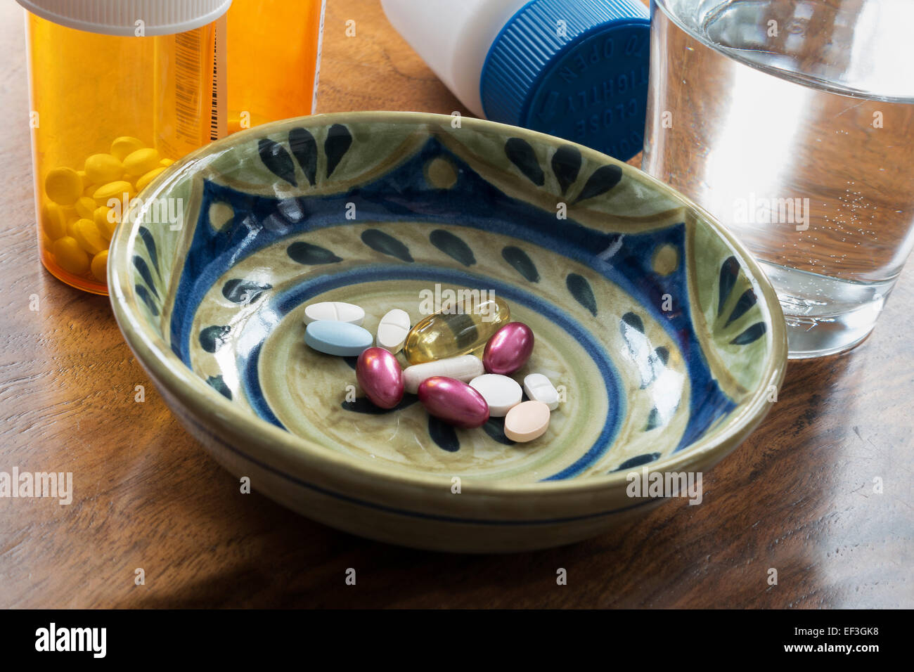 Bowl of pills hi-res stock photography and images - Alamy