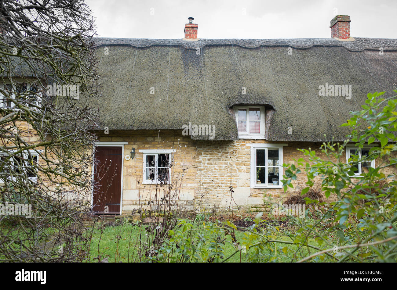 English thatch cottage hi-res stock photography and images - Alamy