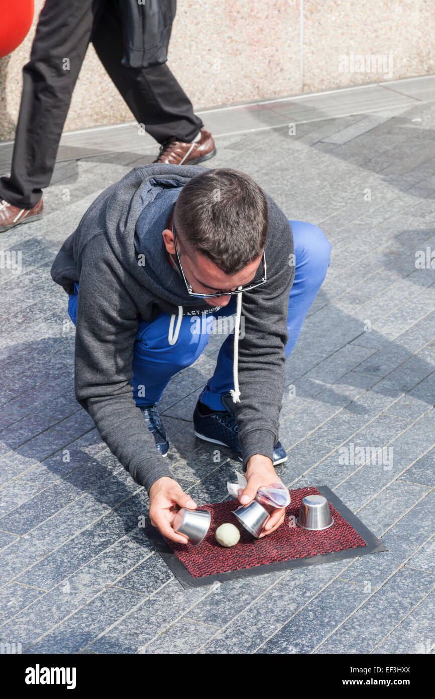 England, London, Con Man at Work Stock Photo - Alamy