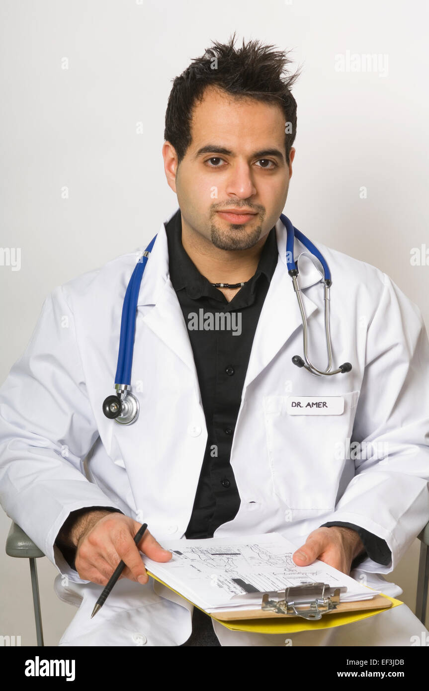 Doctor holding clipboard Stock Photo - Alamy