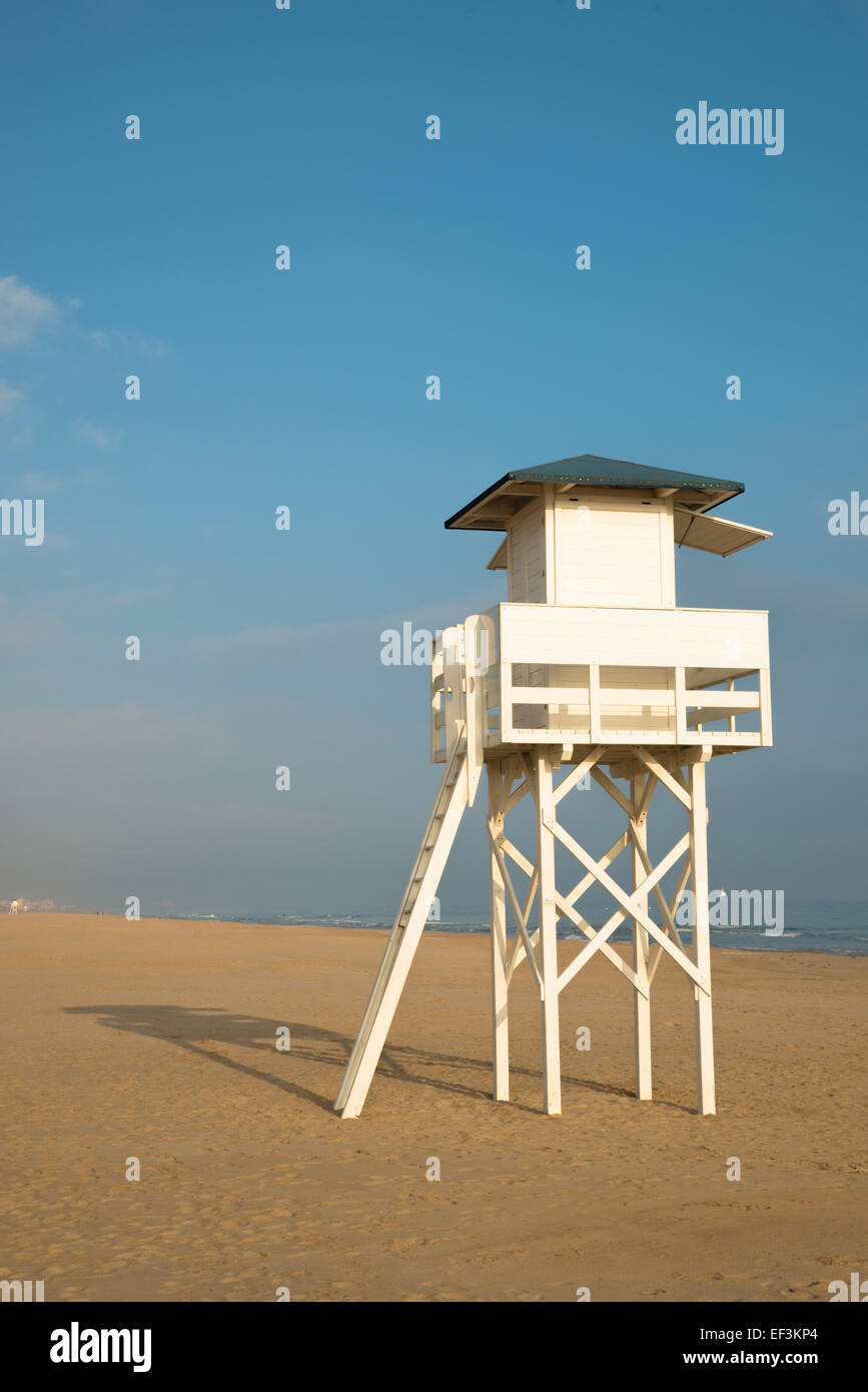Lifeguard wooden watchtower hi-res stock photography and images - Alamy