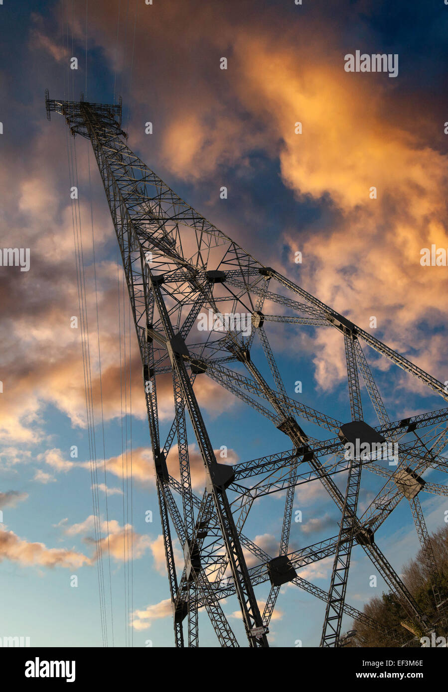 LOOKING UP AT ELECTRICiTY/POWER PYLON ON THE BANK OF THE RIVER SEVERN ...