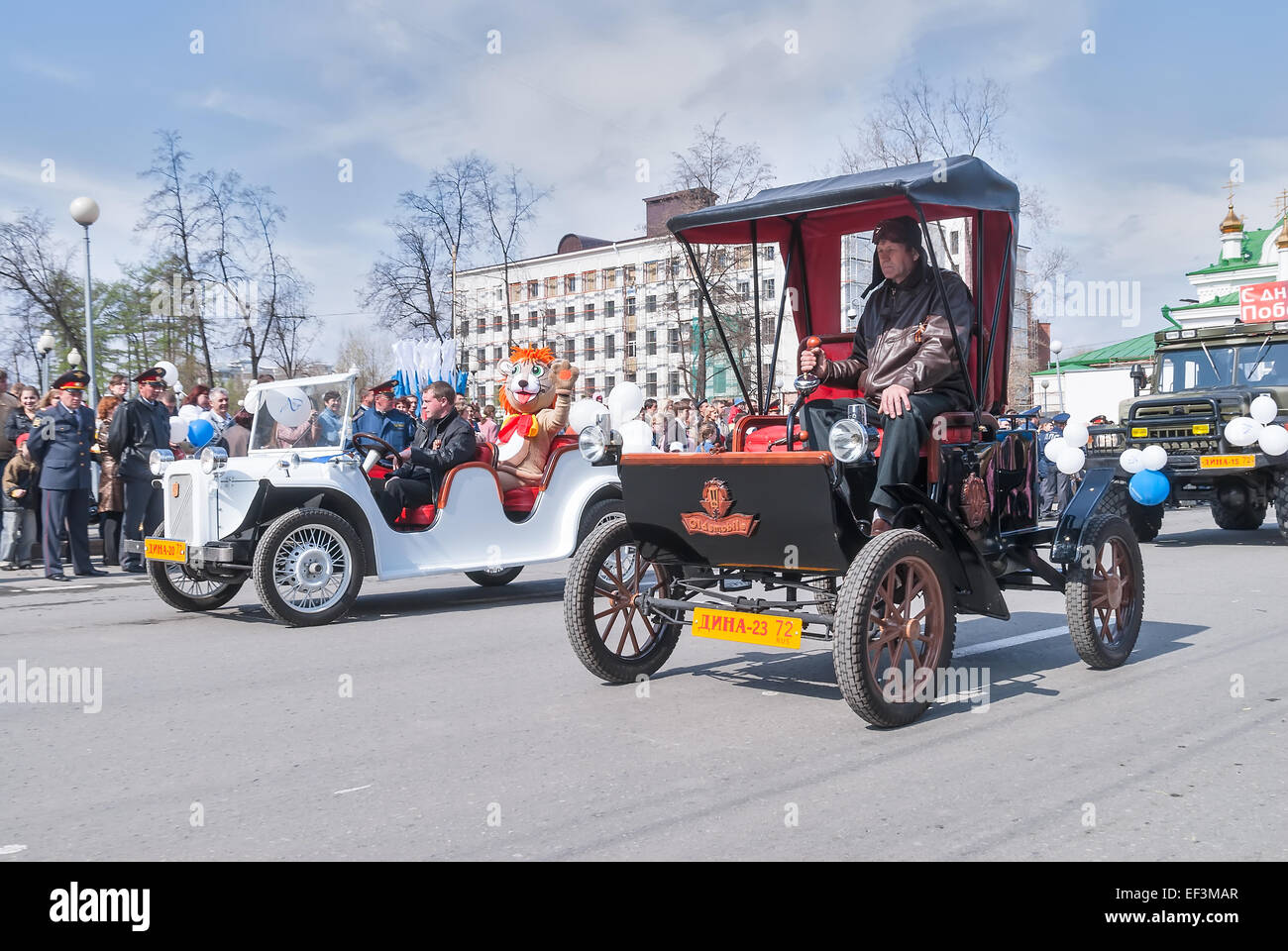 Old-fashioned cars participate on parade Stock Photo - Alamy