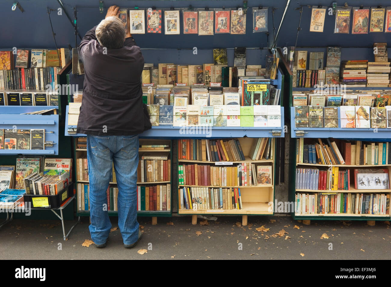 Book stall (Bouquinistas) beside the River Seine in Paris, France Stock ...