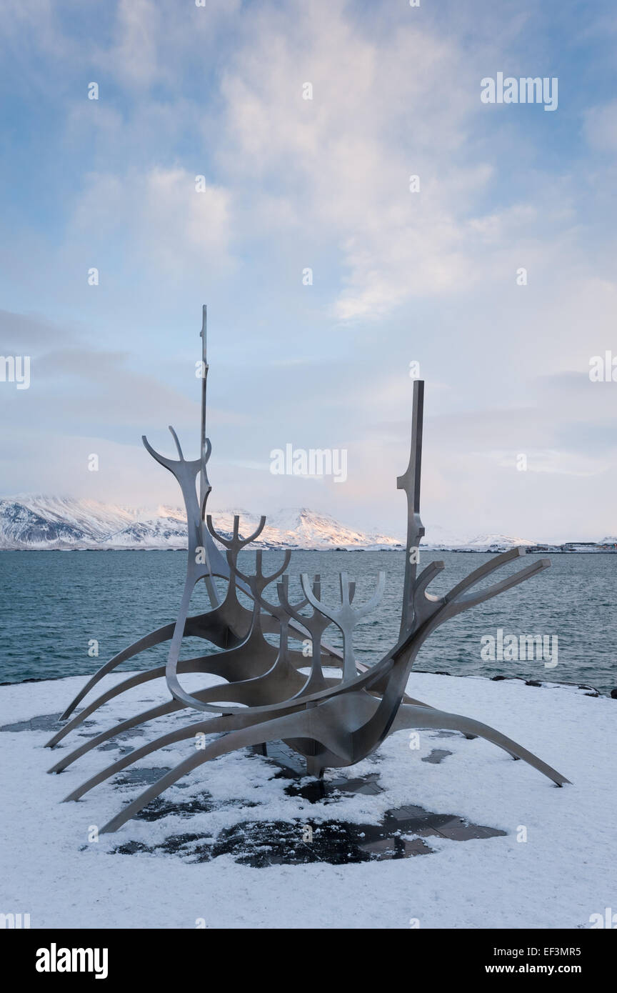 Snowy mountain range artwork hi-res stock photography and images - Alamy