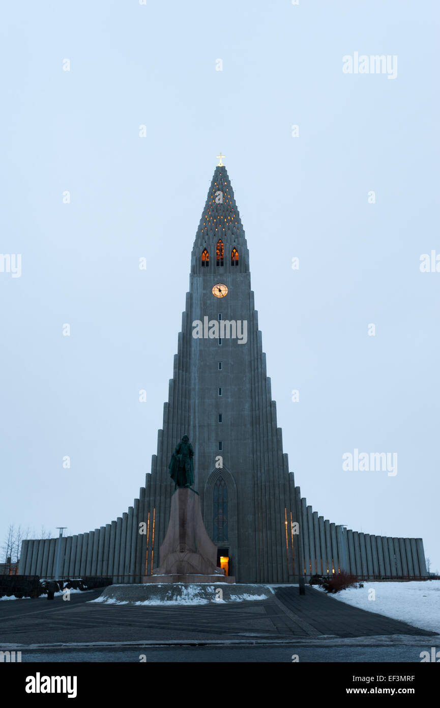 Hallgrimskirkja (Hallgrim's Church) and statue of Leifur Eiríksson ...