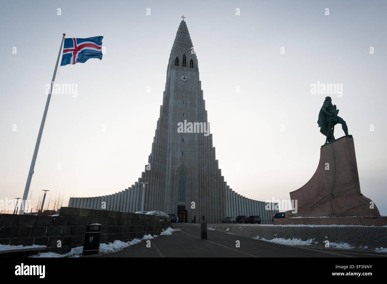 Hallgrimskirkja (Hallgrim's Church), statue of Leifur Eiríksson and ...