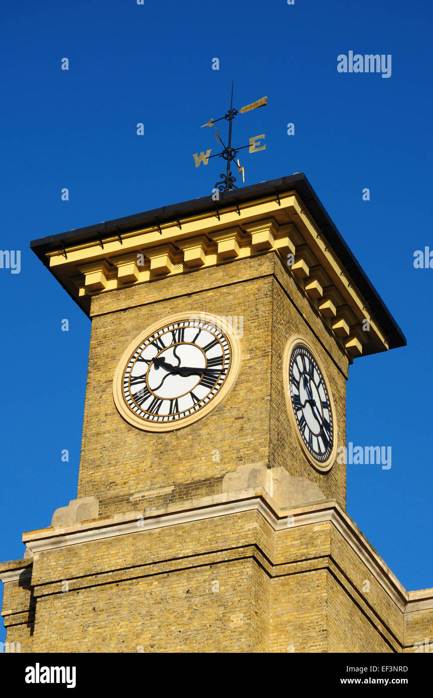 Kings cross station clock tower hi-res stock photography and images - Alamy