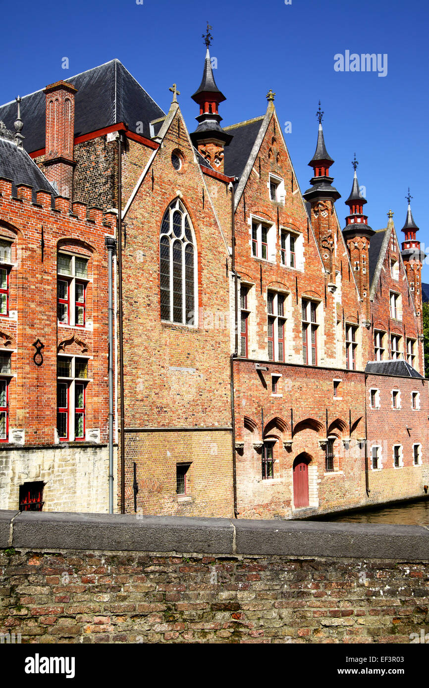 Medieval houses on canal in Bruges, Belgium Stock Photo - Alamy