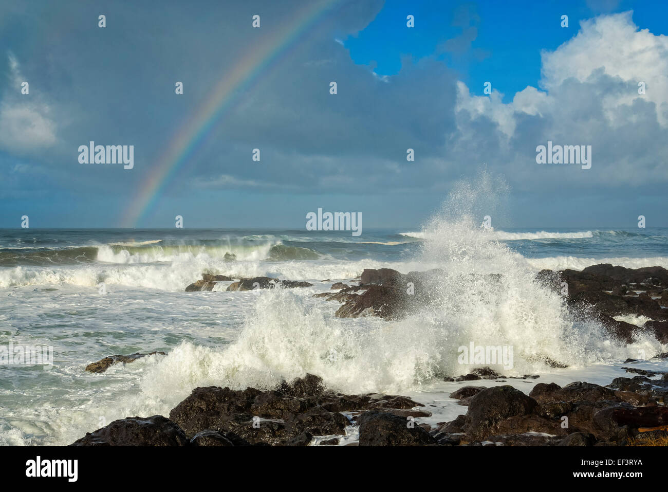 Ocean waves hitting rocks hi-res stock photography and images - Alamy