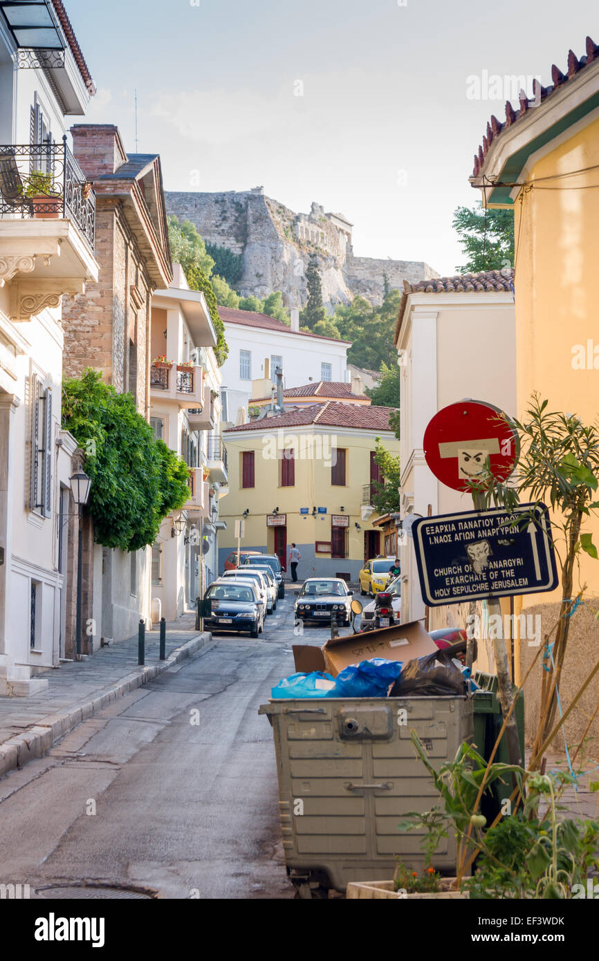 A backstreet in central Athens street with the historic Parthenon in ...
