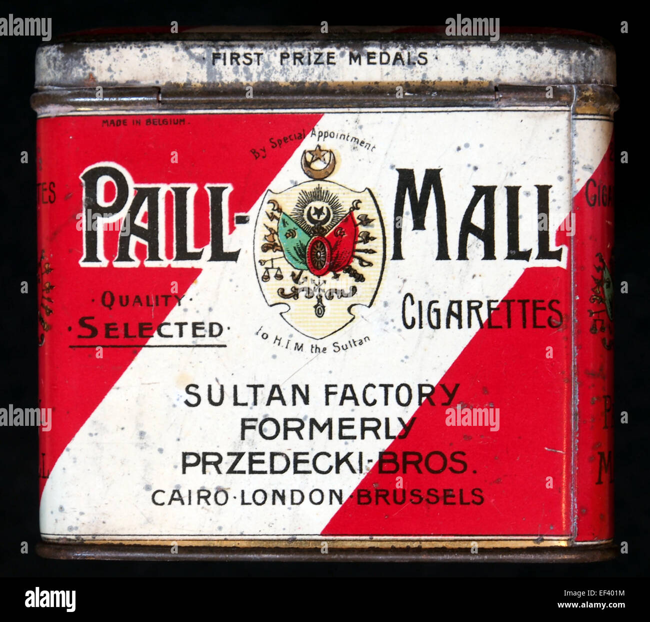 Pall mall red and white cigarettes tin hi-res stock photography and ...