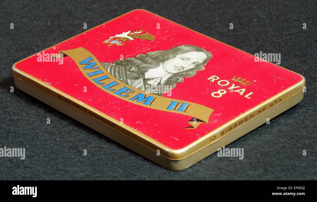 The Willem II Royal 8 cigar tin represents a classic piece of vintage ...