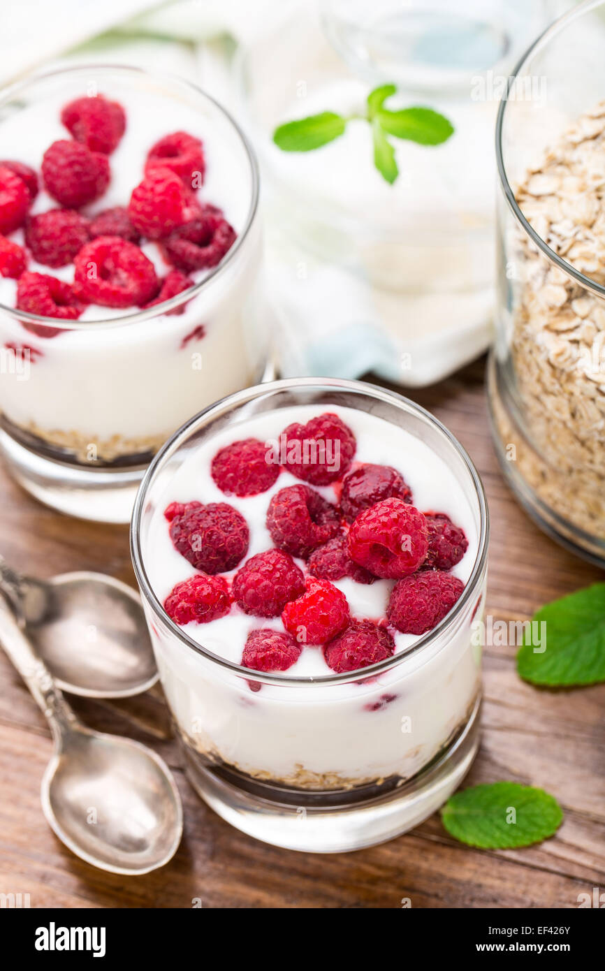 Yogurt with muesli and raspberries Stock Photo - Alamy