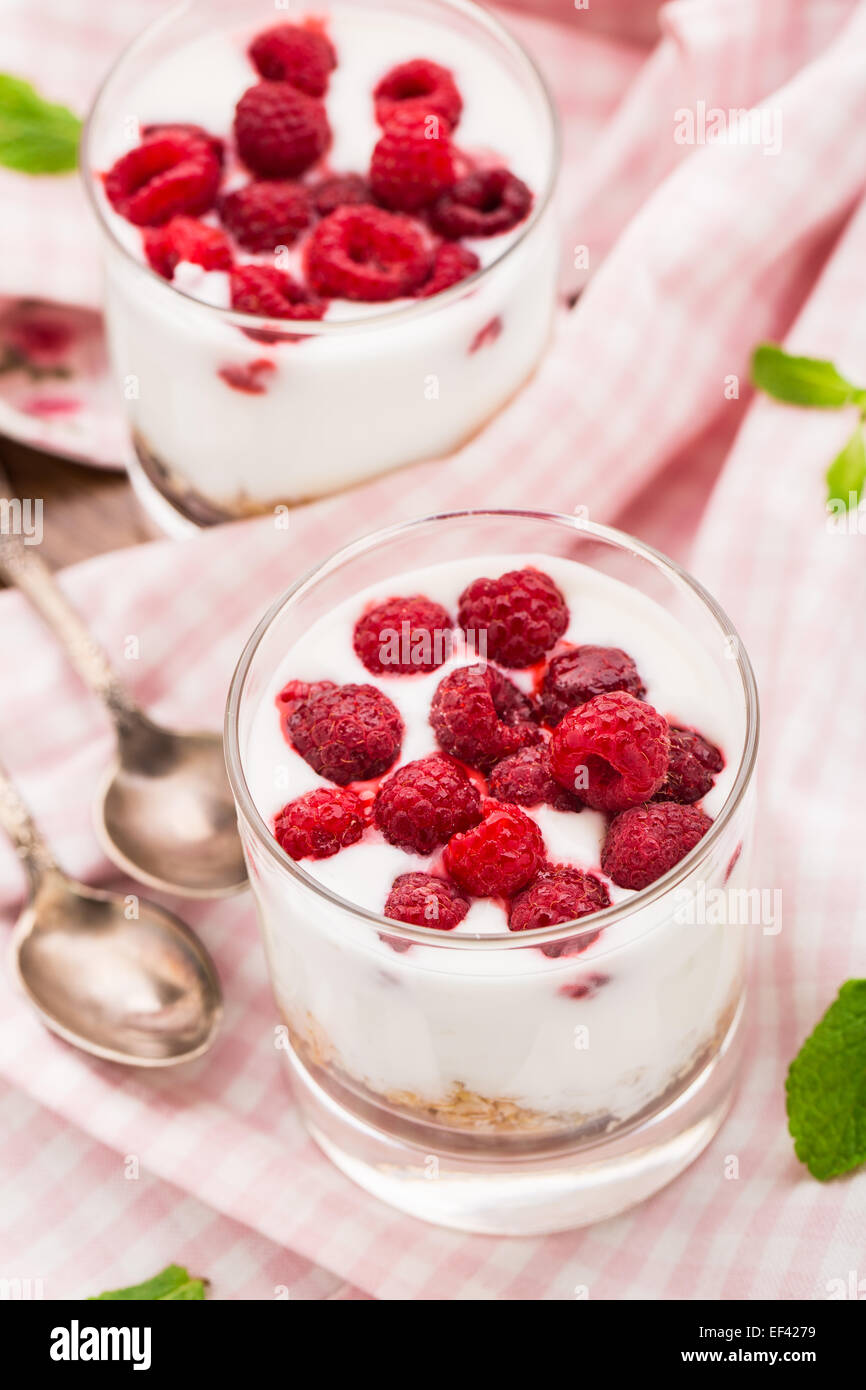 Yogurt with muesli and raspberries Stock Photo - Alamy