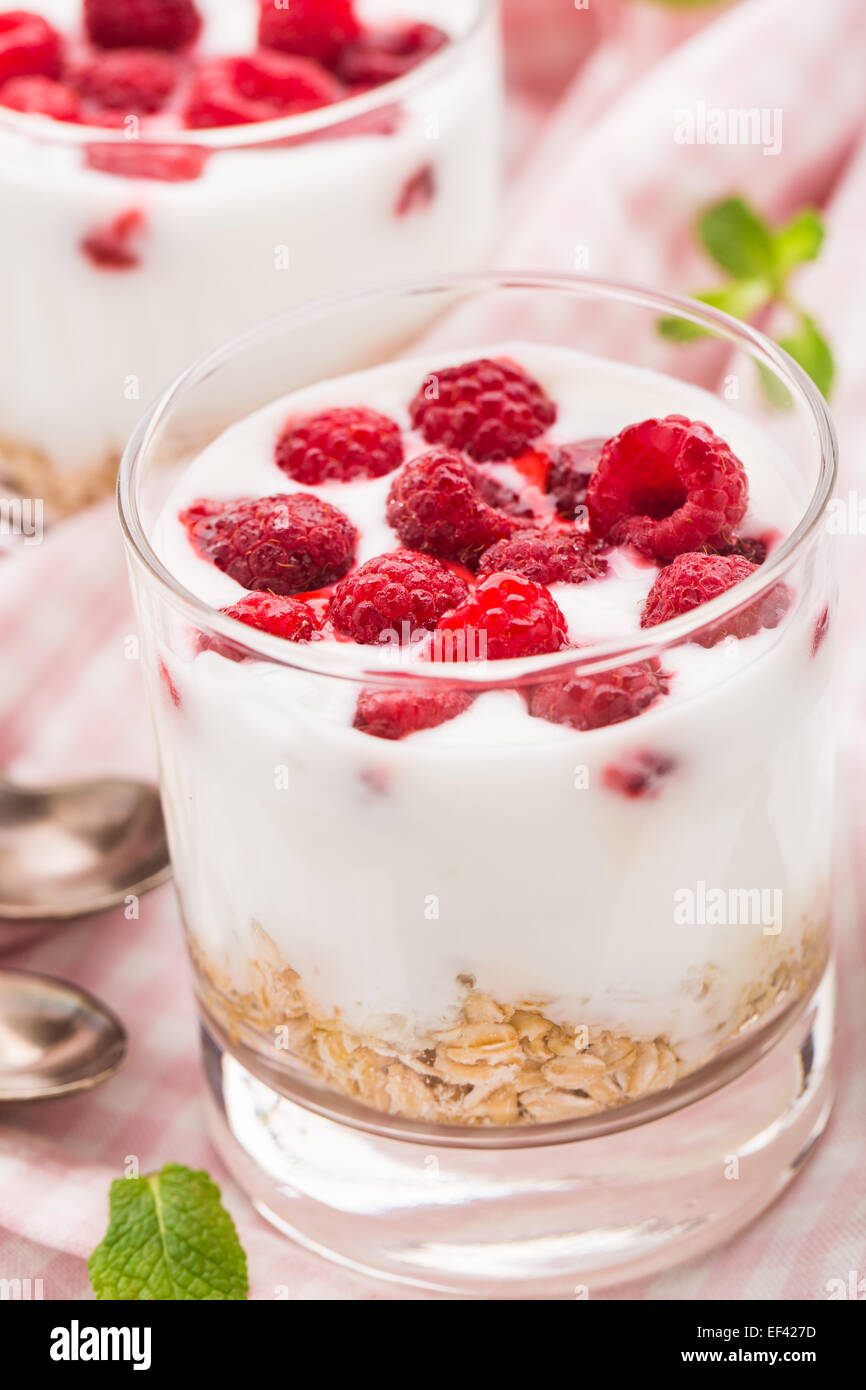 Yogurt with muesli and raspberries Stock Photo - Alamy
