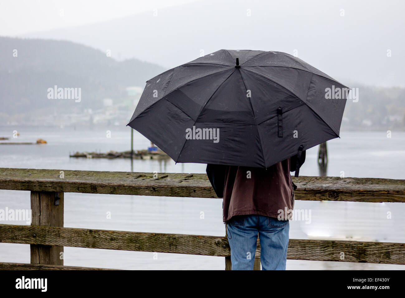 Overlooking water railing hi-res stock photography and images - Alamy