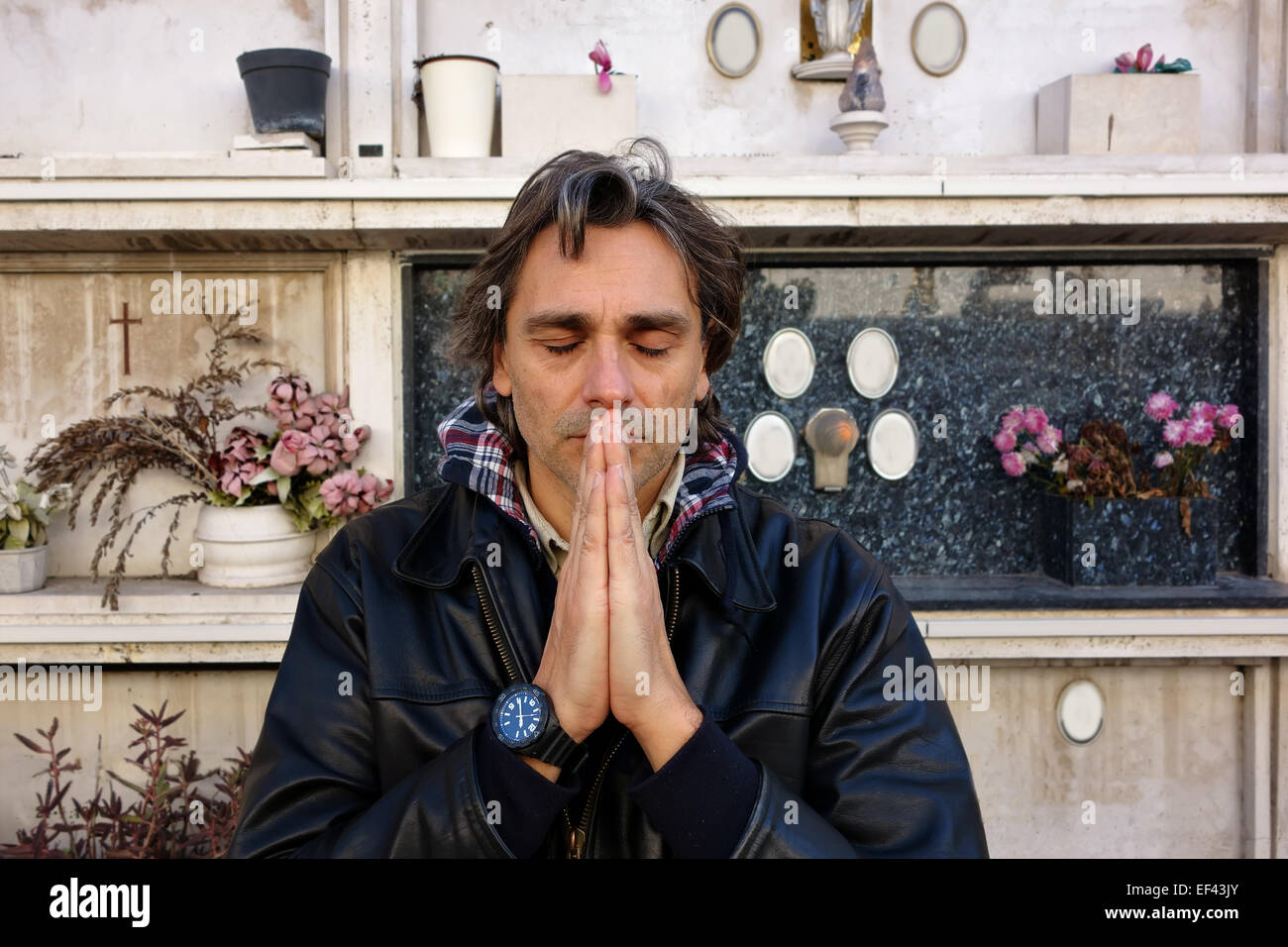 People praying at cemetery hi-res stock photography and images - Alamy