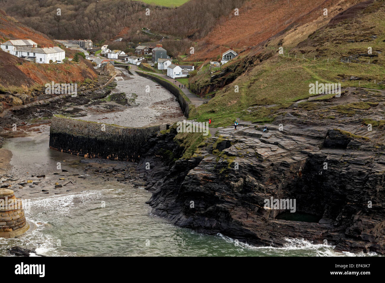 The harbour entrance, Boscastle, Cornwall, England, looking inland ...