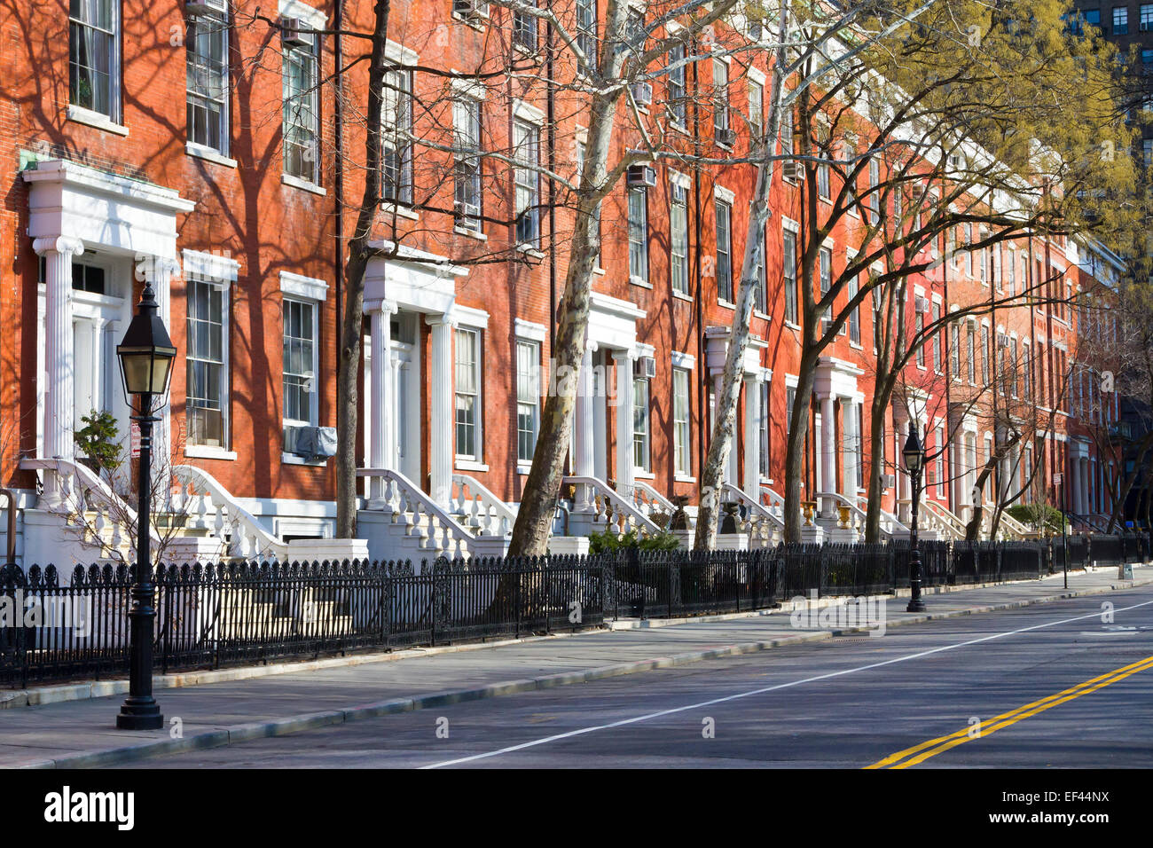 City street park buildings hi-res stock photography and images - Alamy