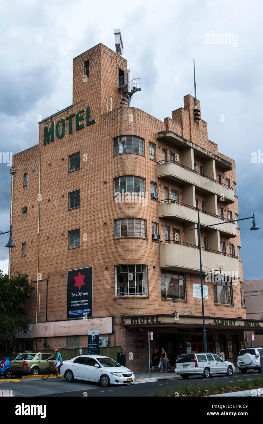 Hume Highway road trip, Australia: Forties-style motel building in ...