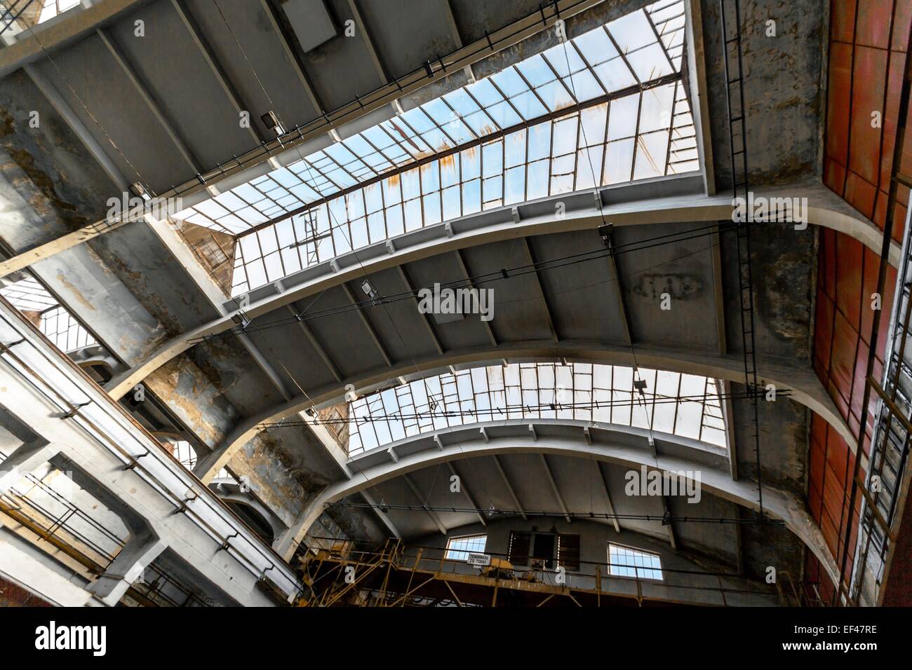 Dark empty big hall hi-res stock photography and images - Alamy