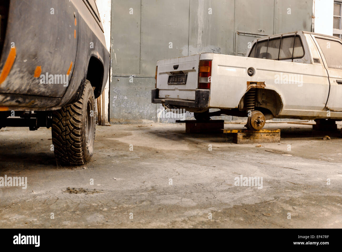 Car without tire Stock Photo - Alamy