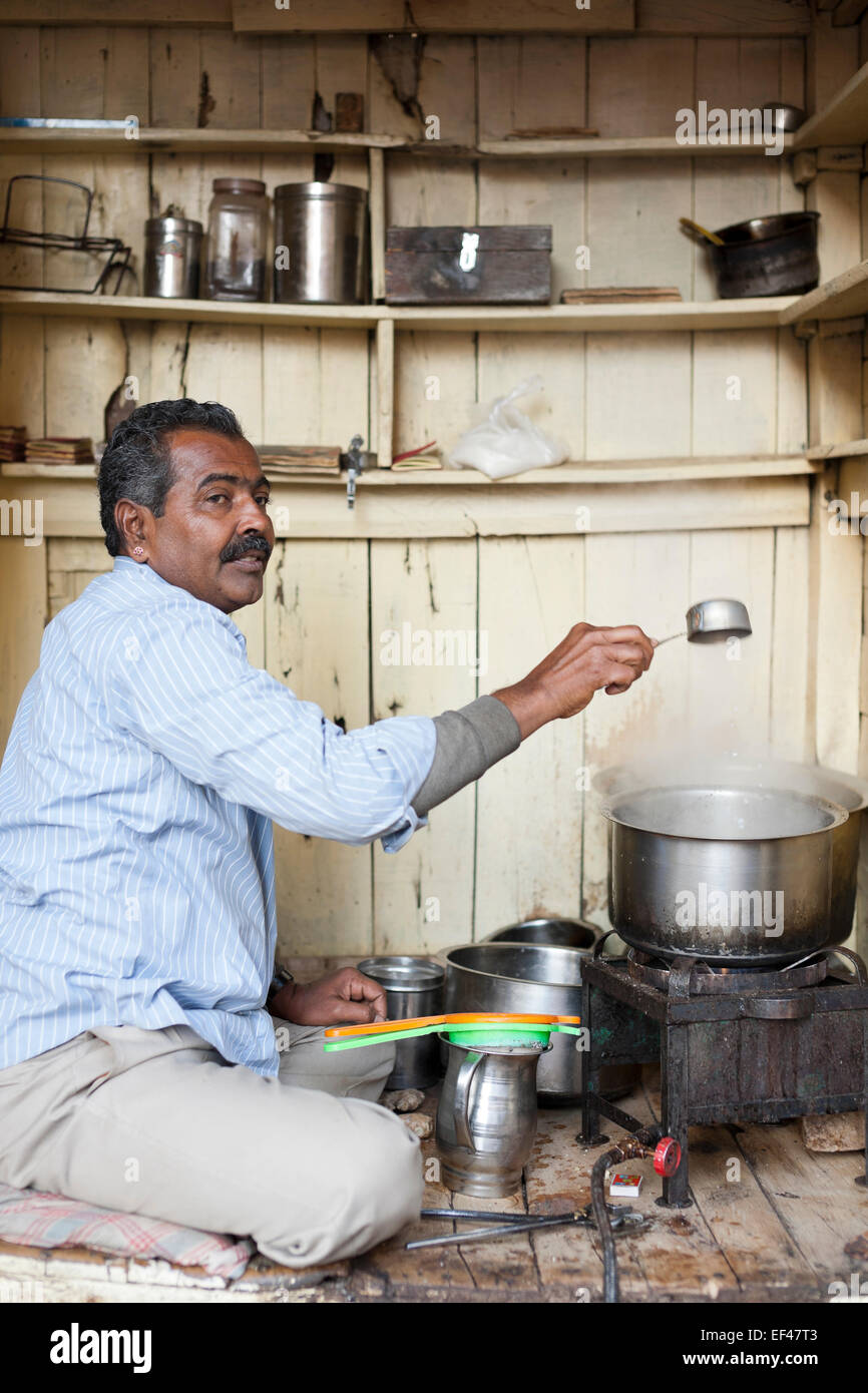 India roadside tea shop hi-res stock photography and images - Alamy