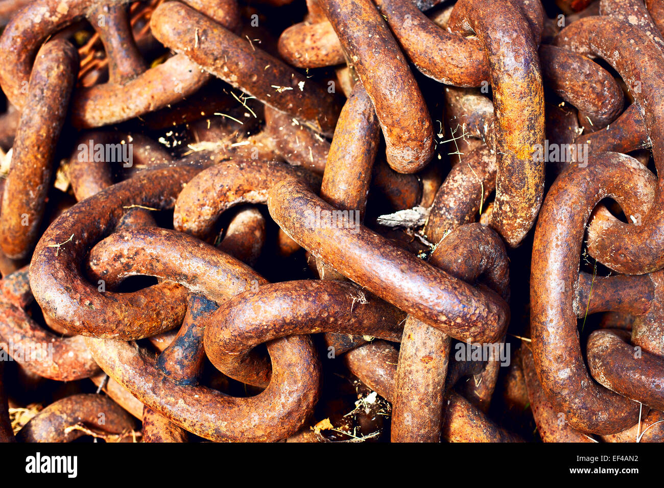 Heavy red rusty metallic chain Stock Photo - Alamy