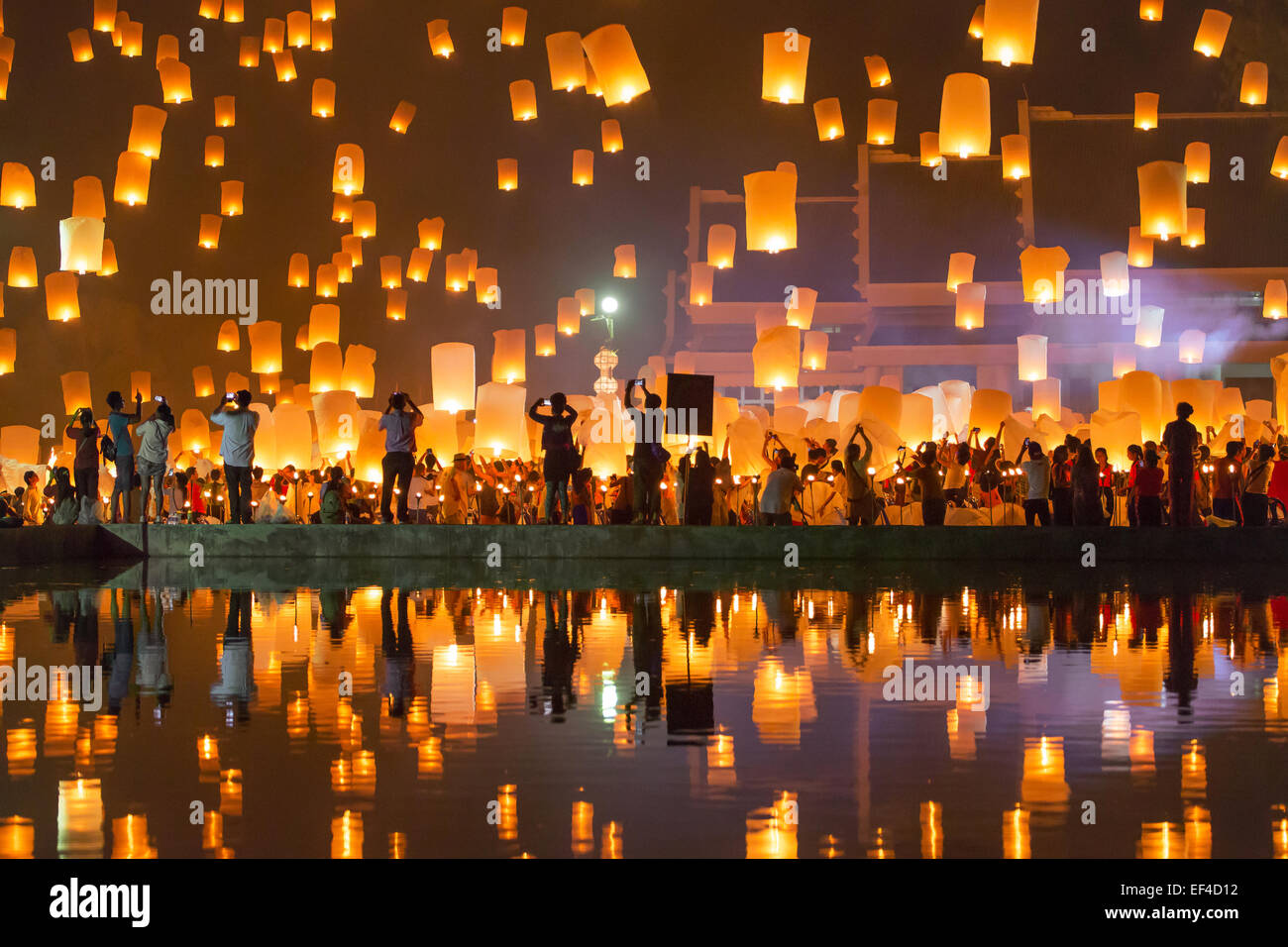 People release Khom Loi, the sky lanterns during Yi Peng or Loi ...