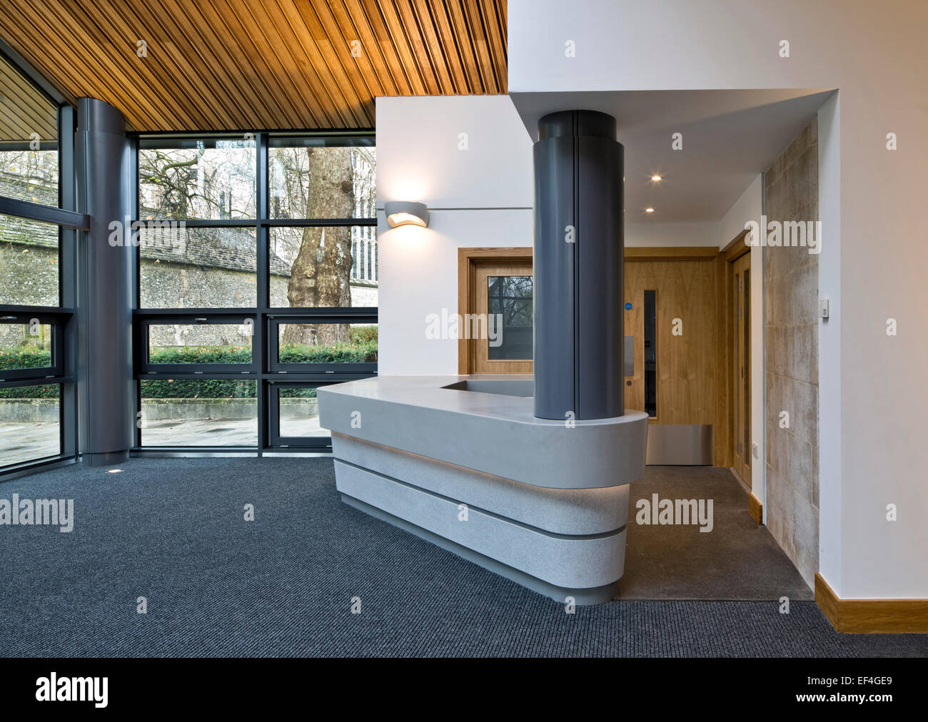 College reception desk hi-res stock photography and images - Alamy