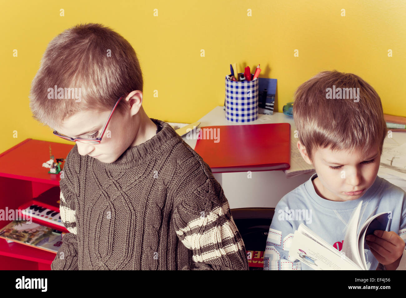 Two young boys reading Stock Photo - Alamy