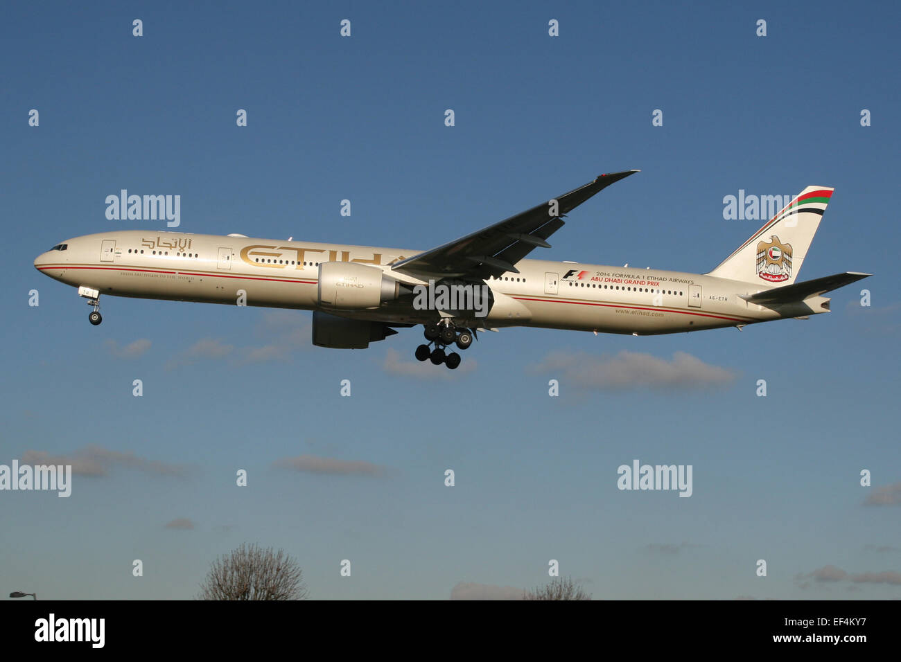 Etihad boeing 777 aircraft hi-res stock photography and images - Alamy