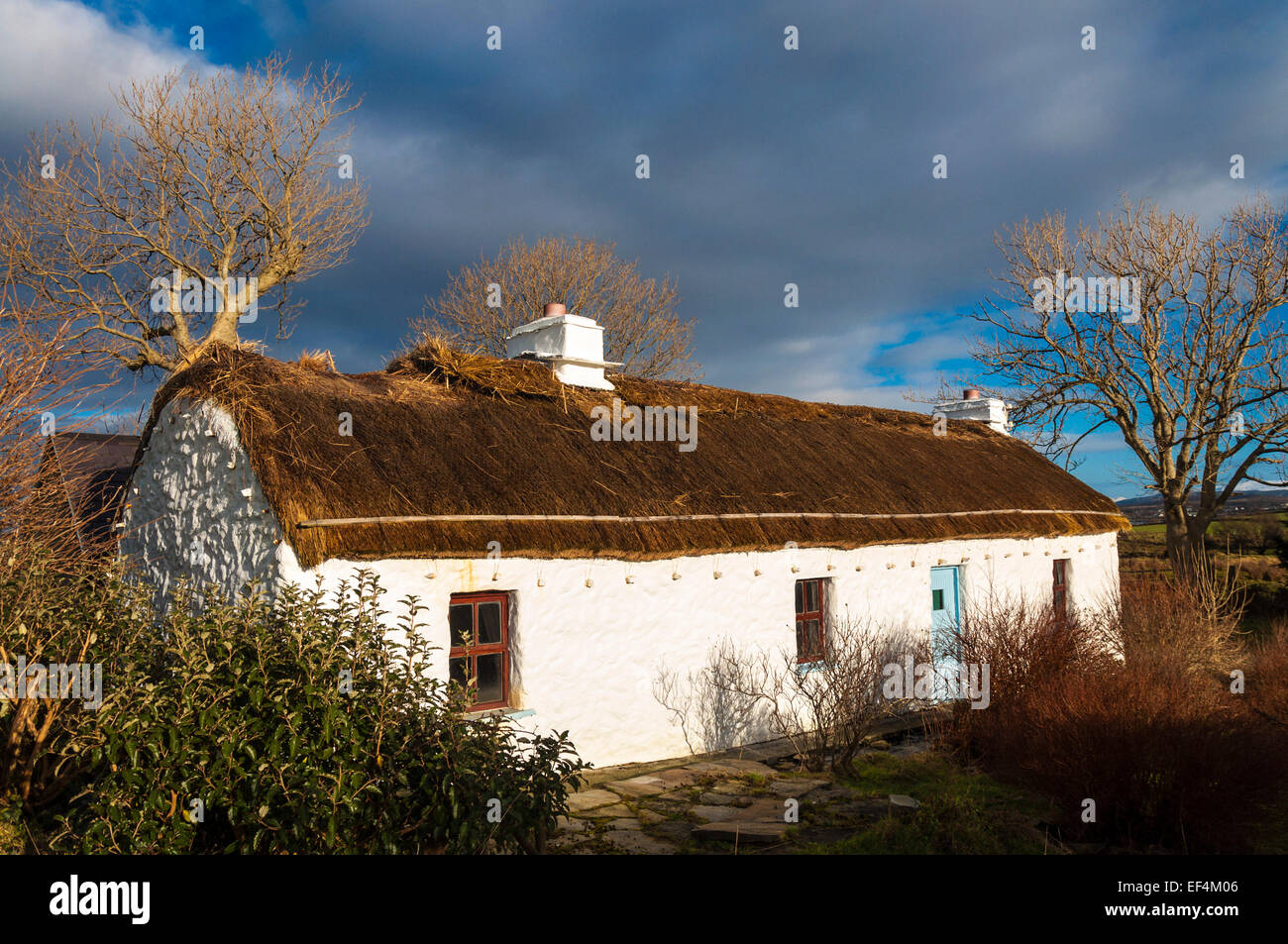 Irish thatched cottage hi-res stock photography and images - Alamy