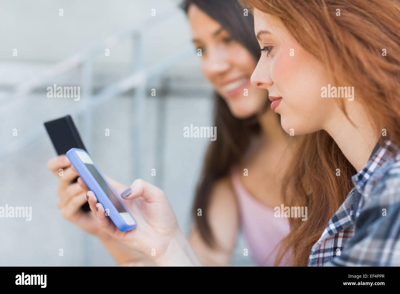Smartphones students hi-res stock photography and images - Alamy