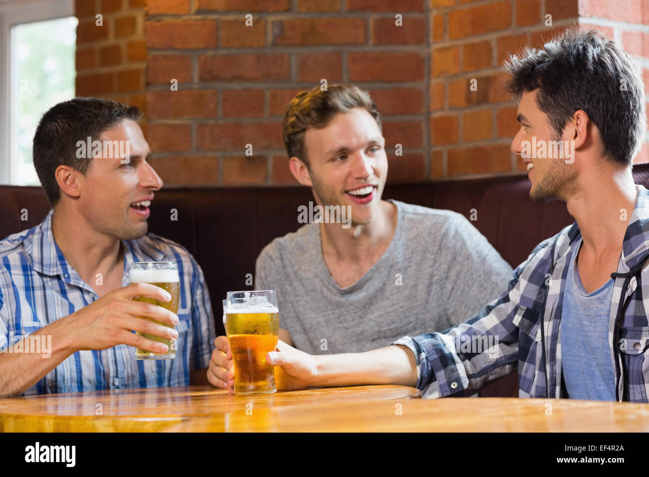 Pub friends pints beer hi-res stock photography and images - Alamy