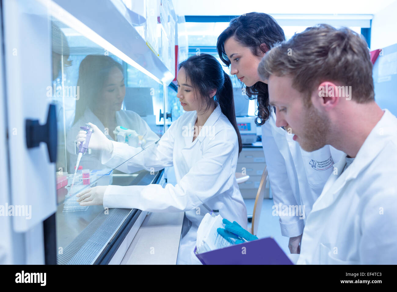 College students in science lab hi-res stock photography and images - Alamy