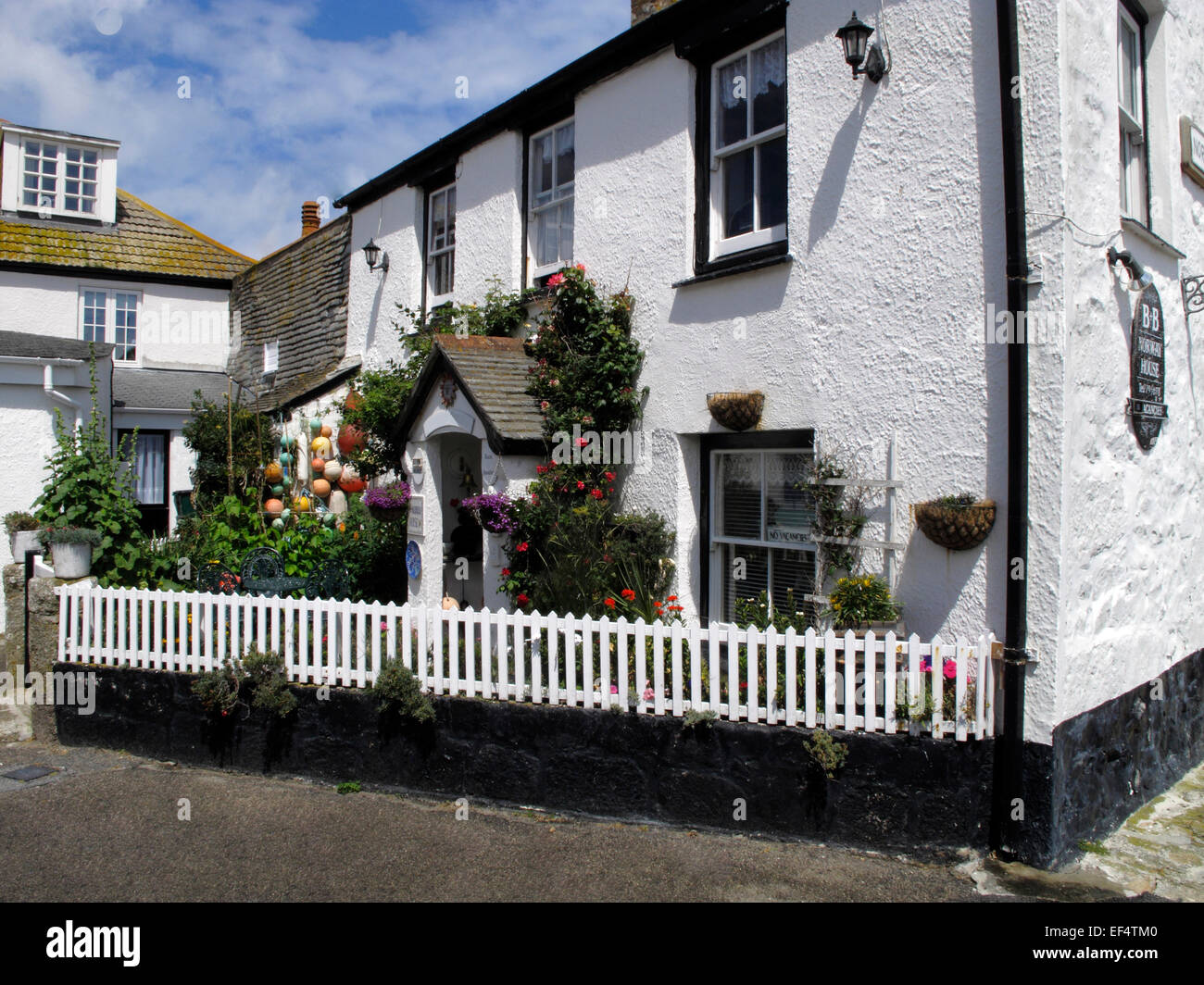 Quaint cornish cottage hi-res stock photography and images - Alamy
