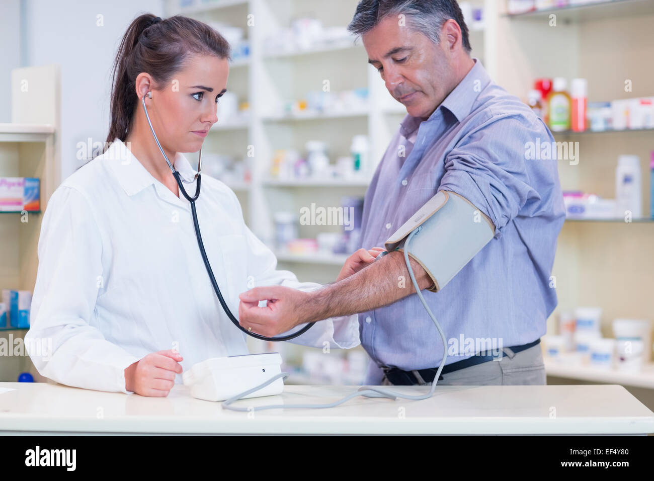 Trainee listening to patients pulse with stethoscope Stock Photo - Alamy