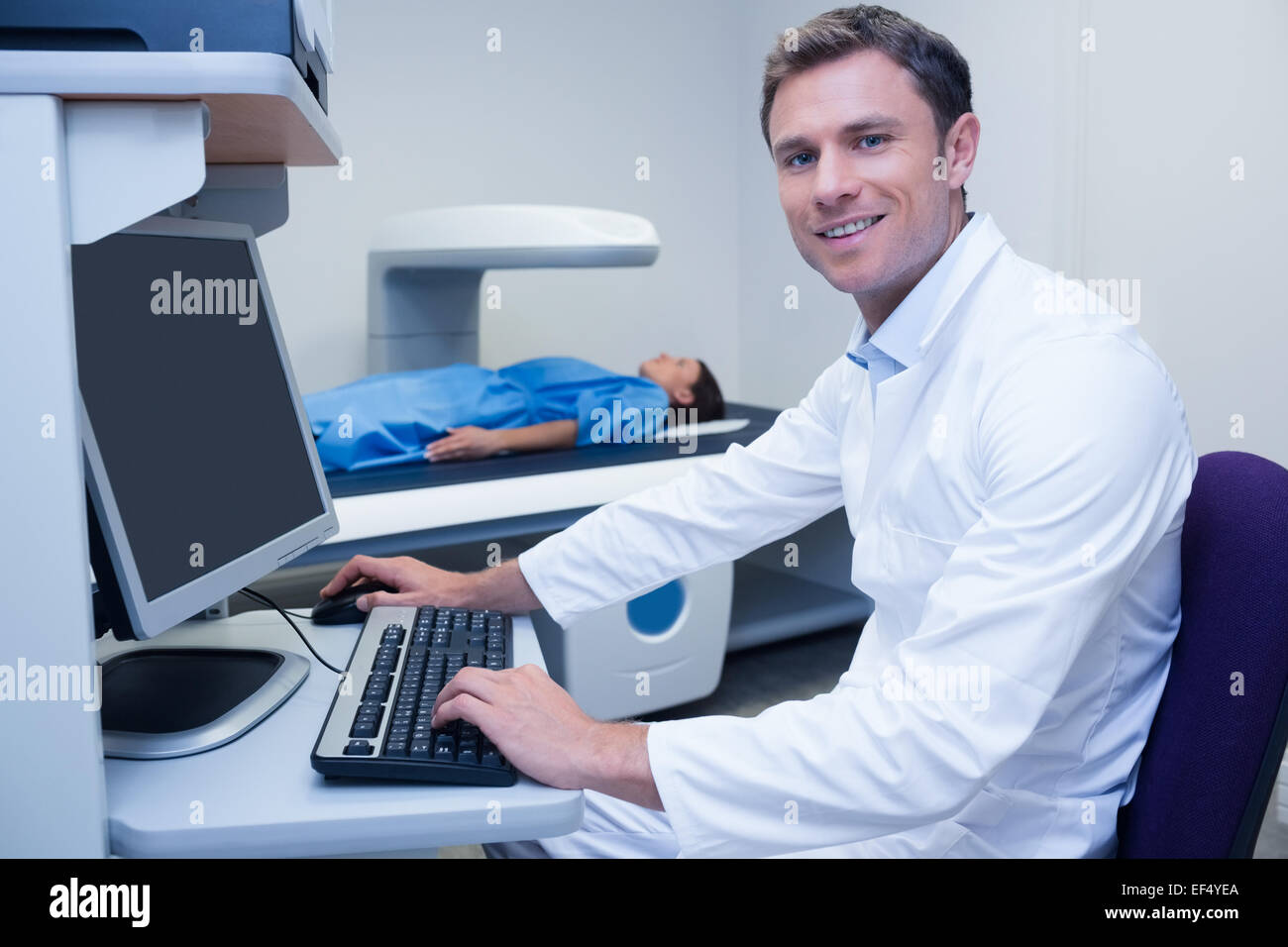 Hospital x ray room monitor screen hi-res stock photography and images ...