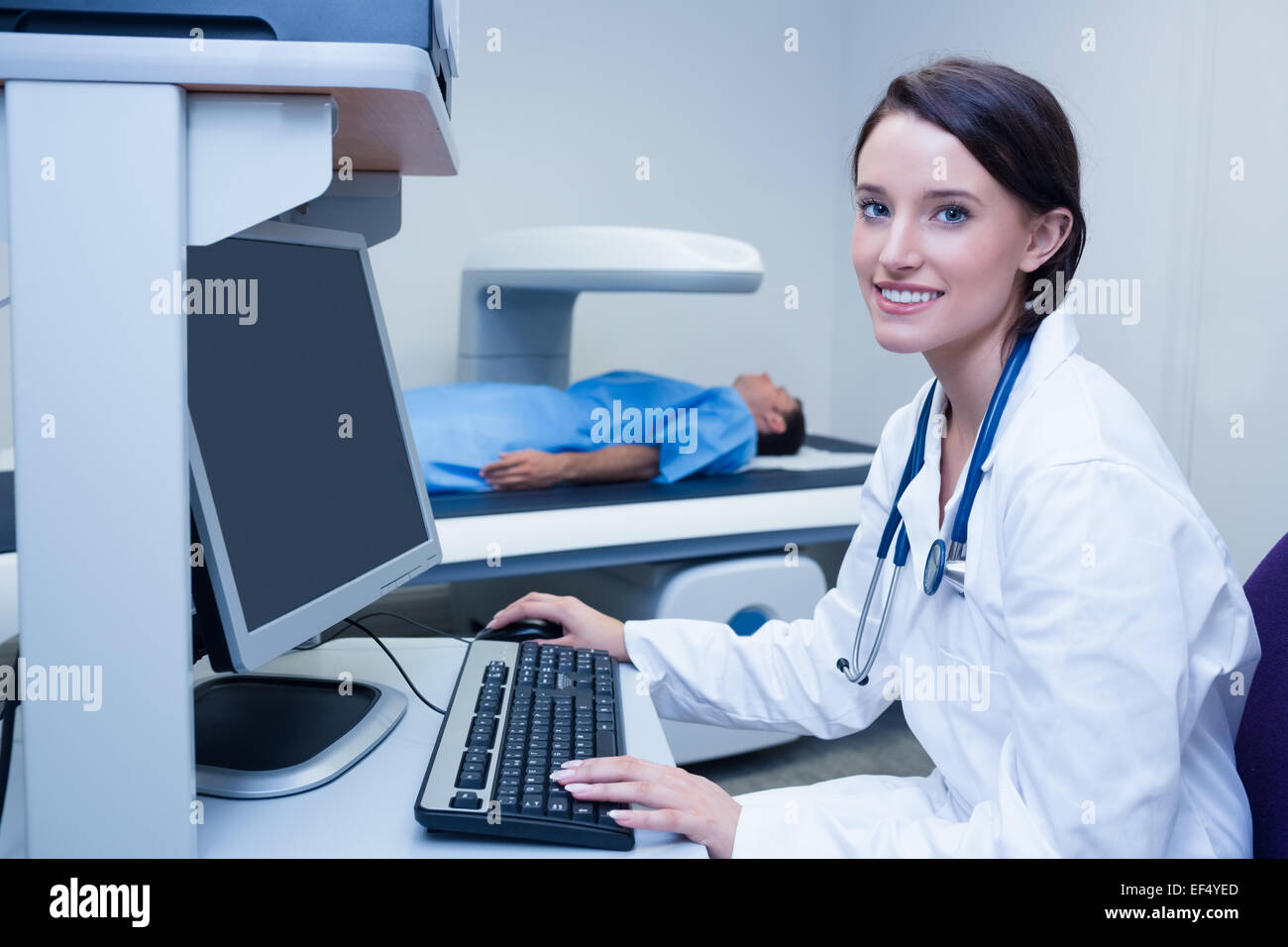 Hospital x ray room monitor screen hi-res stock photography and images ...