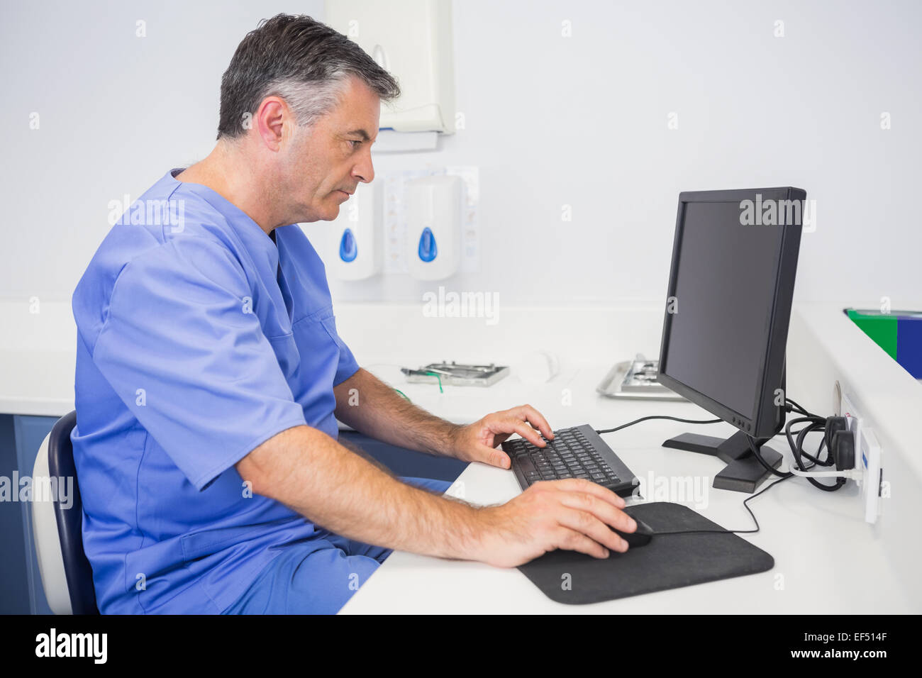 Dentist using keyboard hi-res stock photography and images - Alamy
